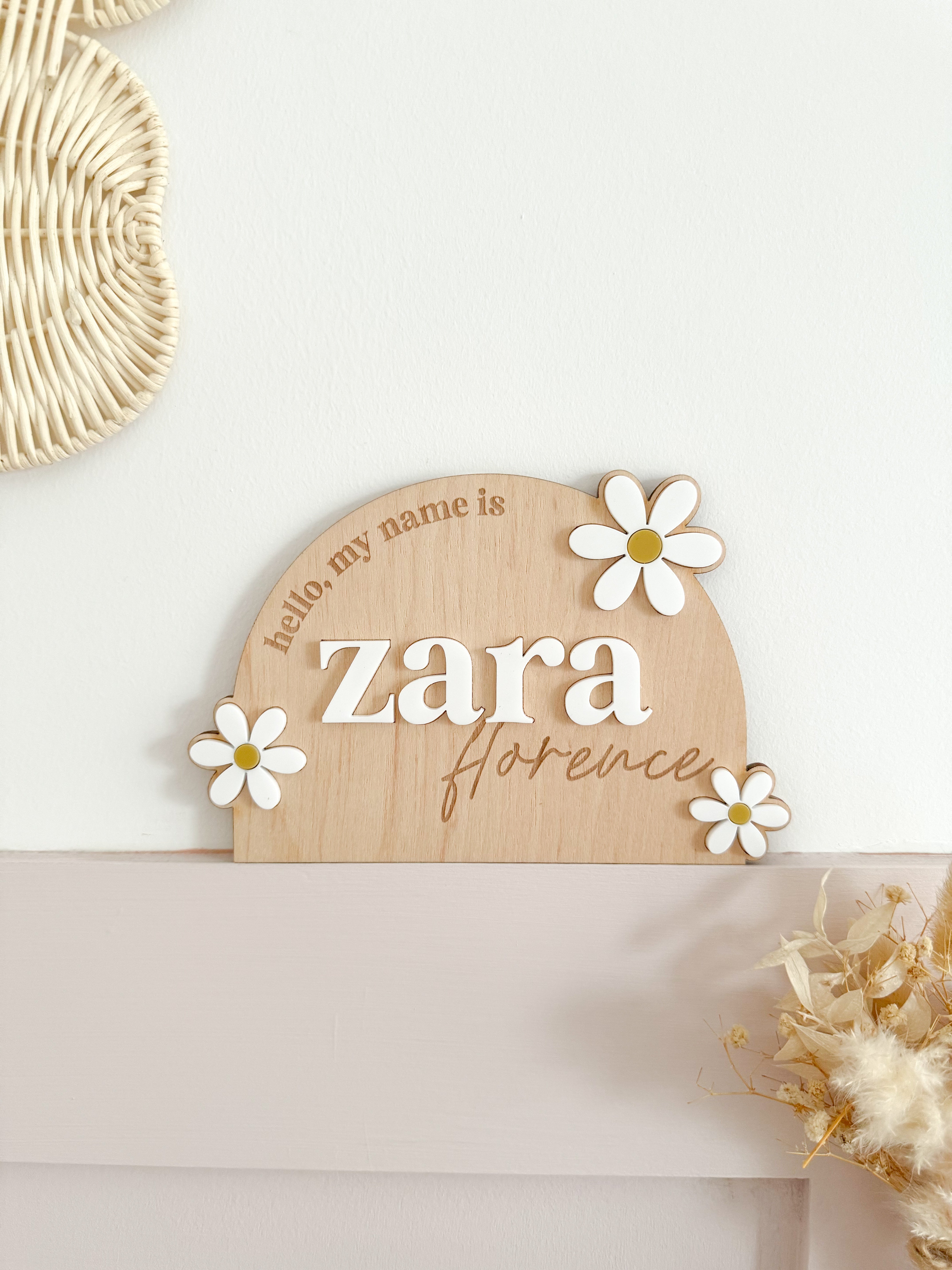 Personalised daisy baby announcement arch – Sunshine & Rayn